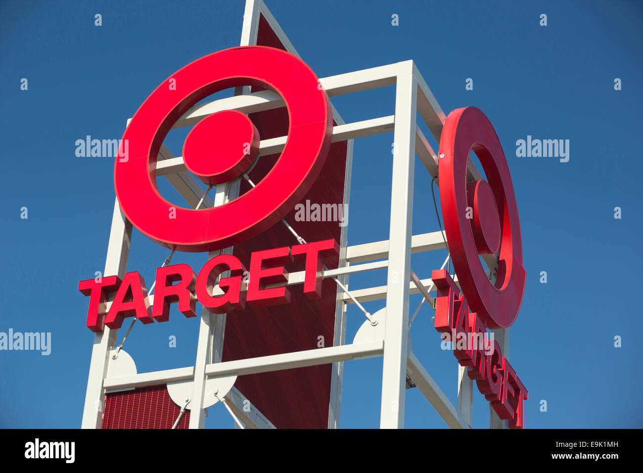 TARGET STORE SIGN (©TARGET CORP 1995) CLEVELAND OHIO USA Stock Photo ...