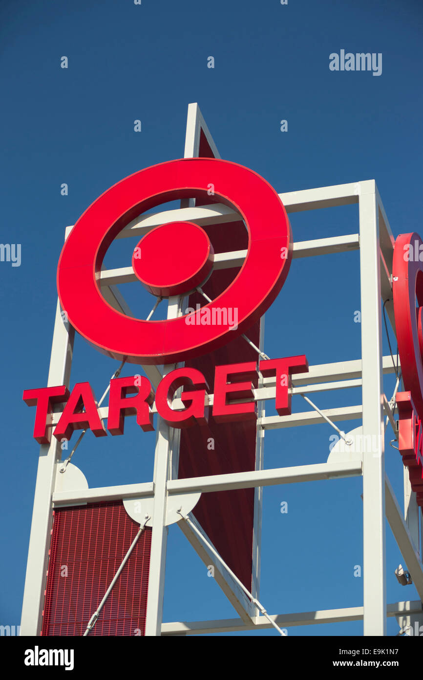 TARGET STORE SIGN (©TARGET CORP 1995) CLEVELAND OHIO USA Stock Photo ...