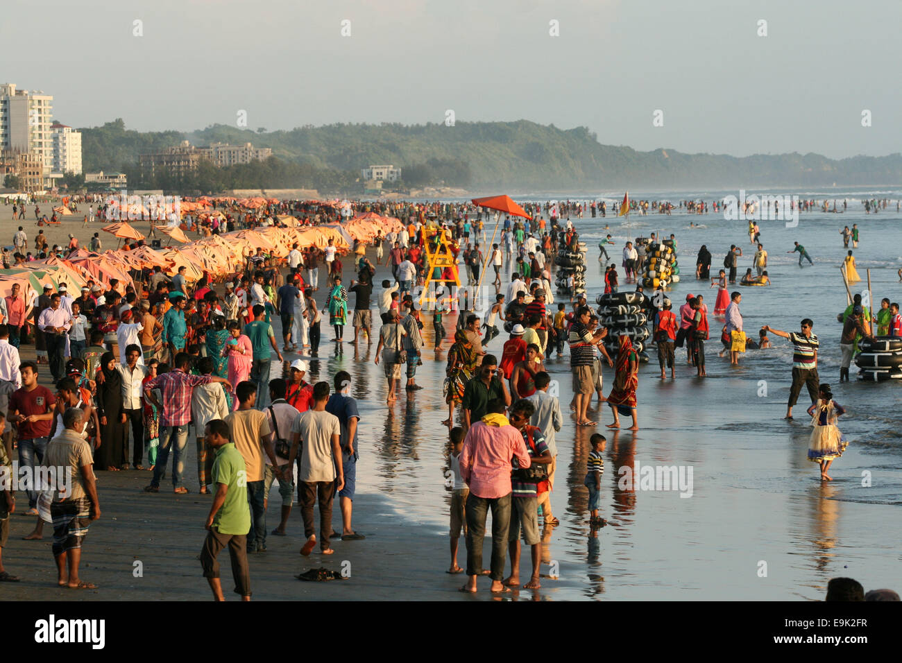Bangladesh, Cox bazaar 16 October 2014. People gather at Cox's Bazaar ...