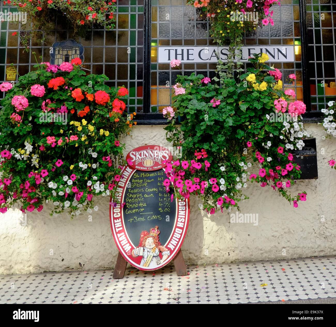 Castle pub sign castle street hi-res stock photography and images - Alamy