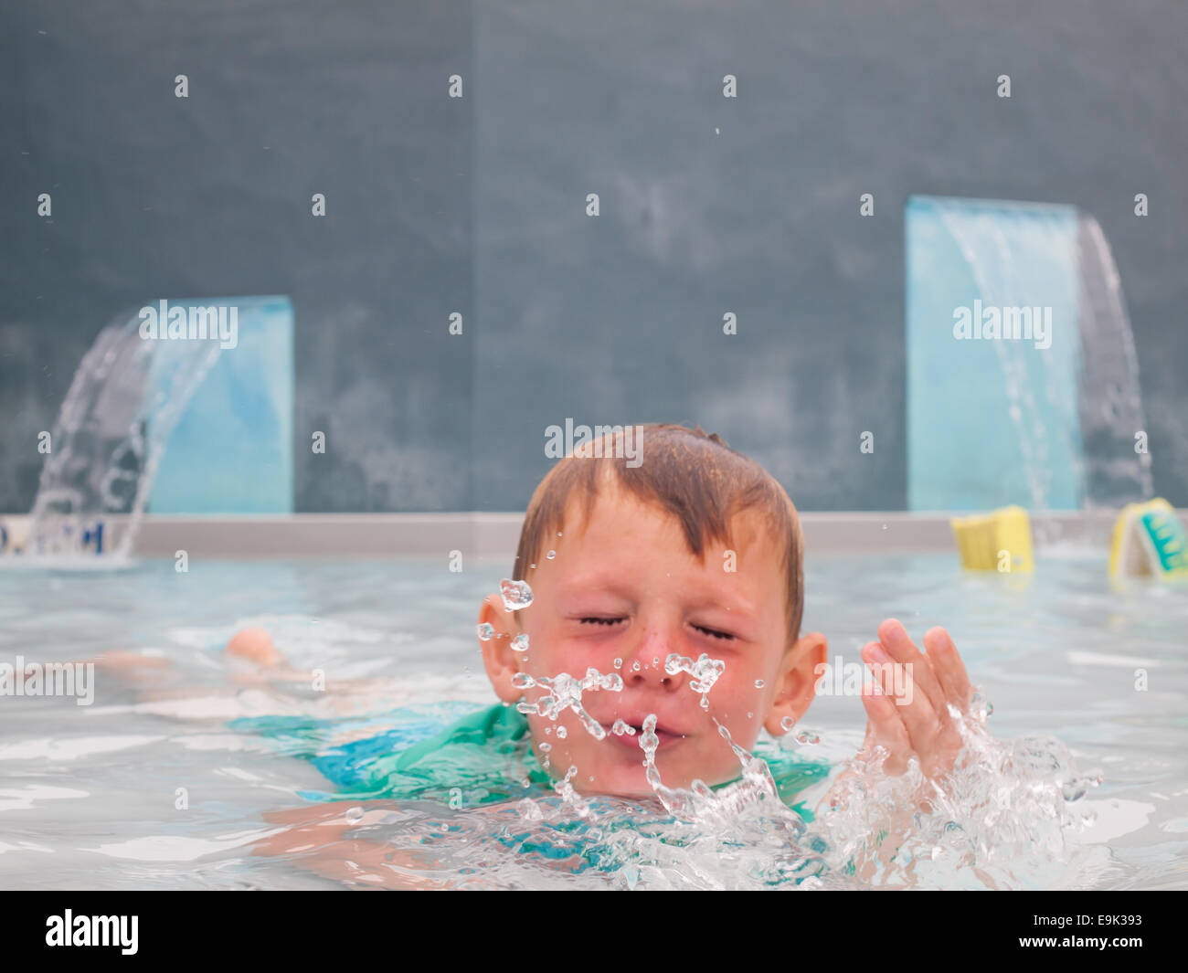 Kids splashing pool hi-res stock photography and images - Alamy