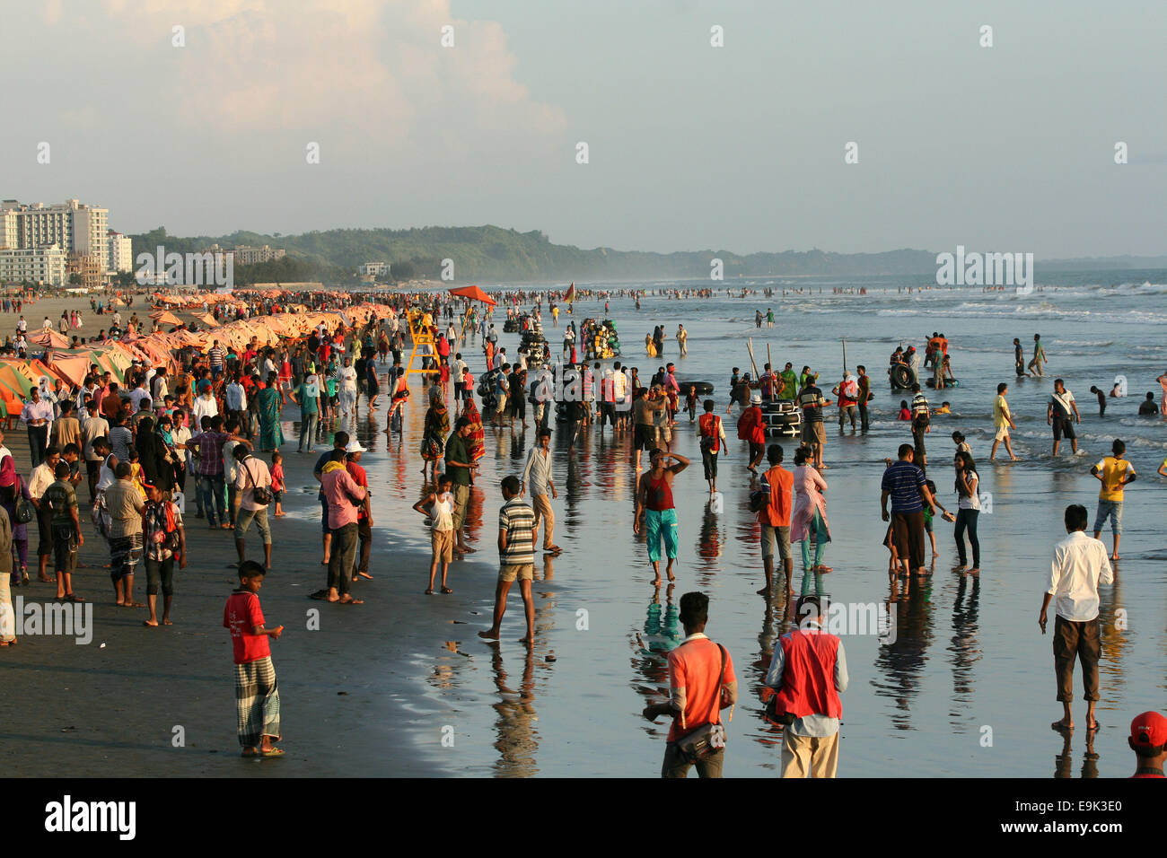 Bangladesh, Cox bazaar 16 October 2014. People gather at Cox's Bazaar ...