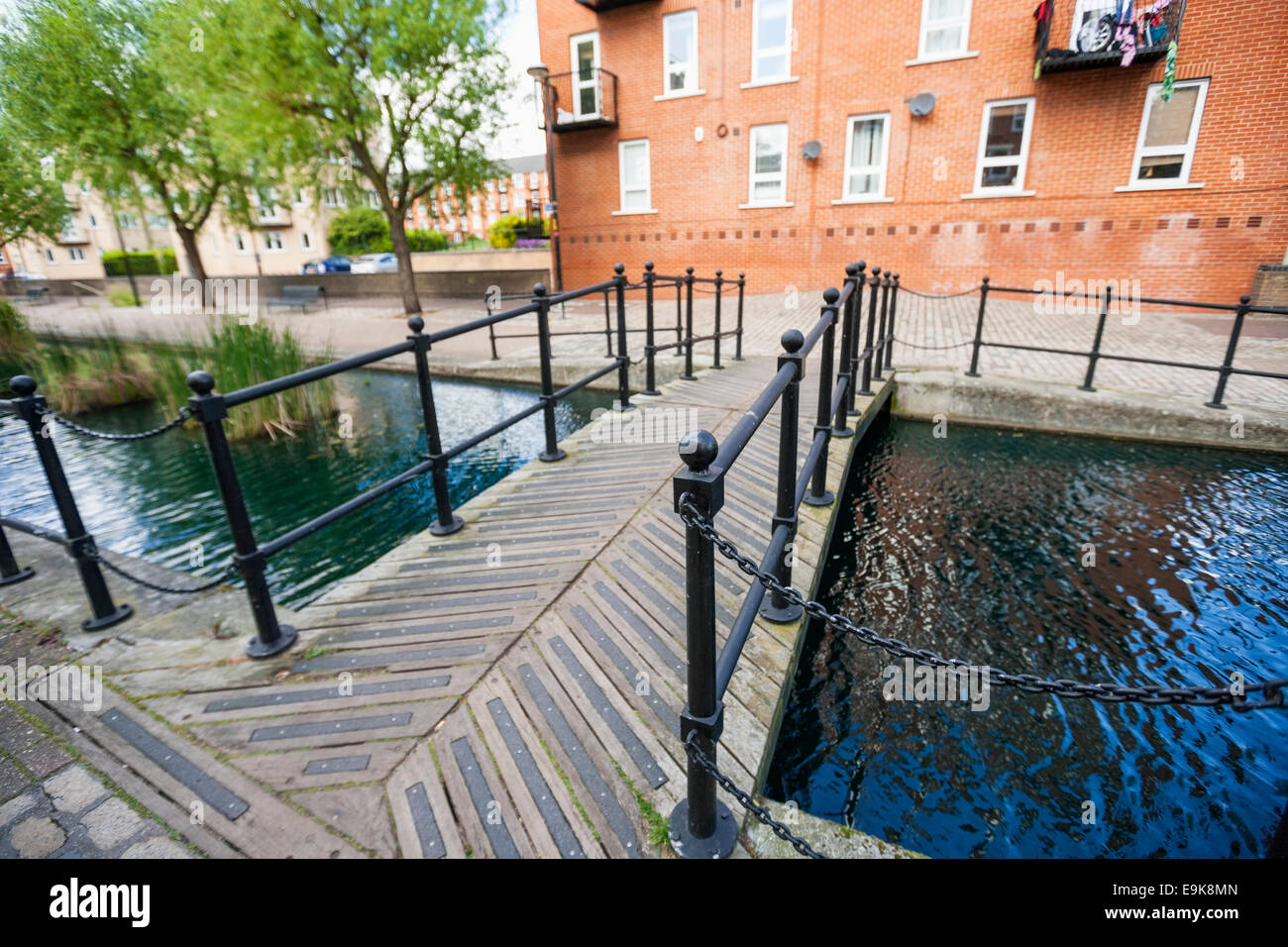 Sidewalk over bridge hi-res stock photography and images - Alamy