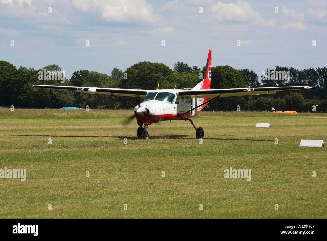 Cessna 208 Caravan 1 G-GOHI Rusol Air Headcorn Parachute Club landing ...