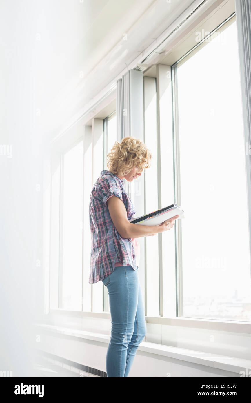 Reading by the window hi-res stock photography and images - Alamy