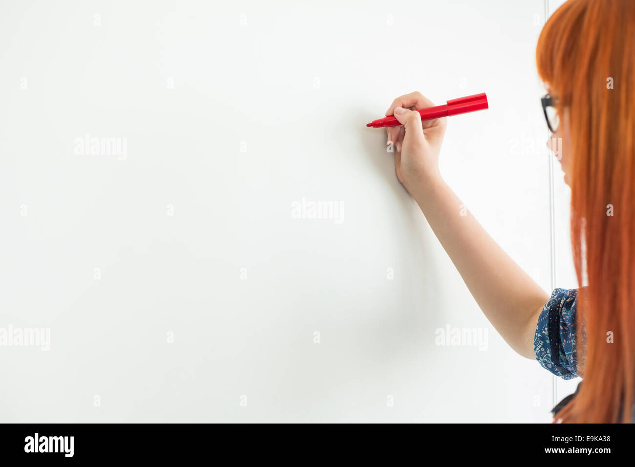 Person writing on whiteboard hi-res stock photography and images - Alamy