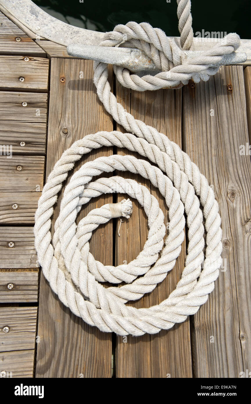 Rope of boat tied to a jetty cleat Stock Photo - Alamy