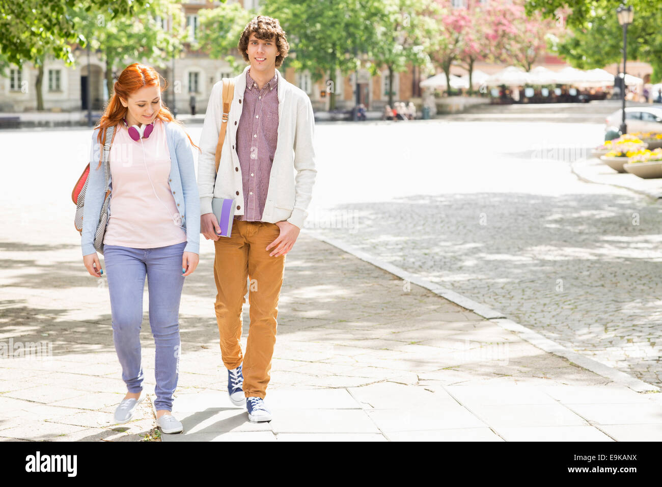 College students walking hi-res stock photography and images - Alamy