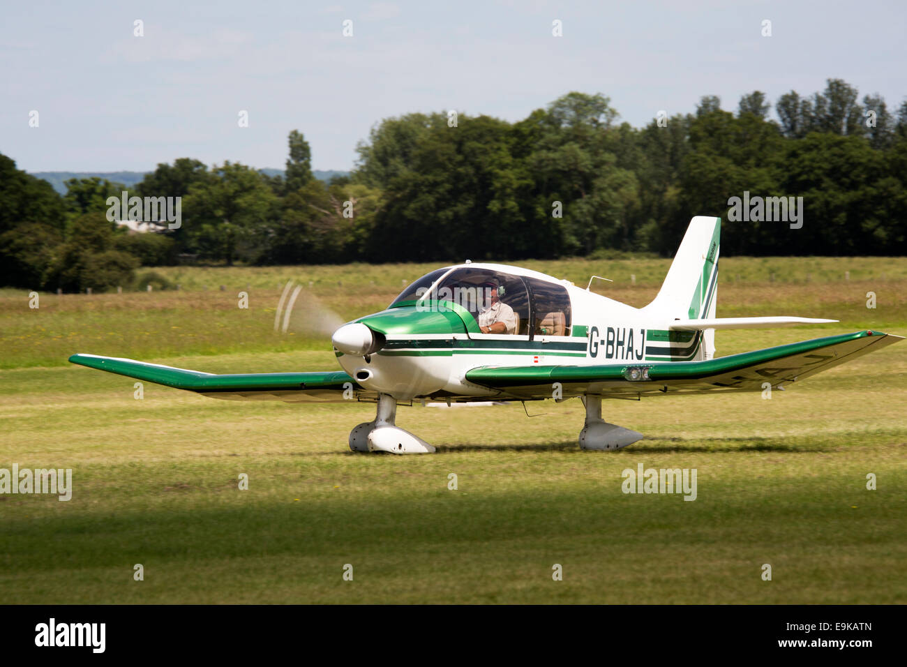 Pierre Robin CEA DR400-160 Chevalier G-BHAJ landing at Headcorn ...