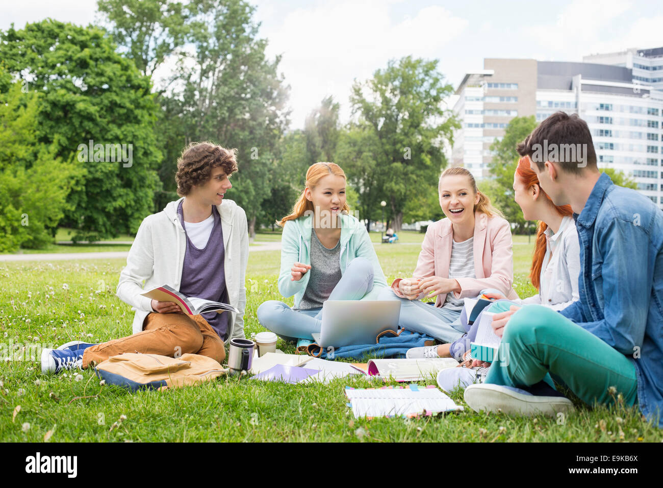 University campus grass hi-res stock photography and images - Alamy