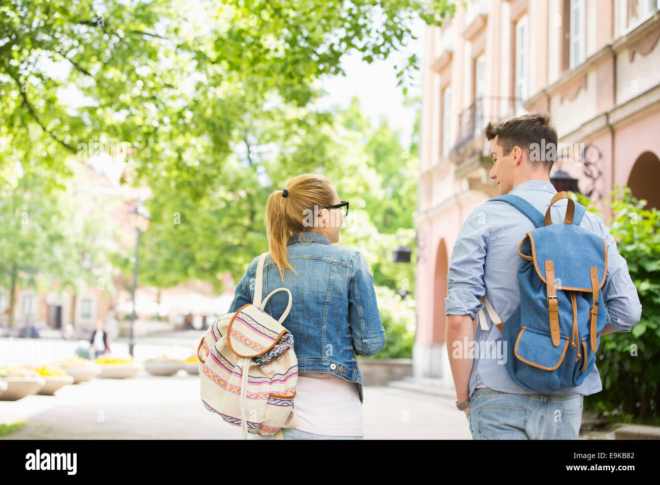 Three college friends talking hi-res stock photography and images - Alamy