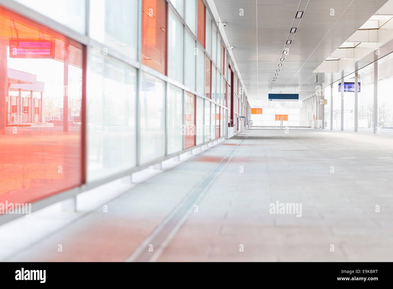 Empty railroad platform hi-res stock photography and images - Alamy