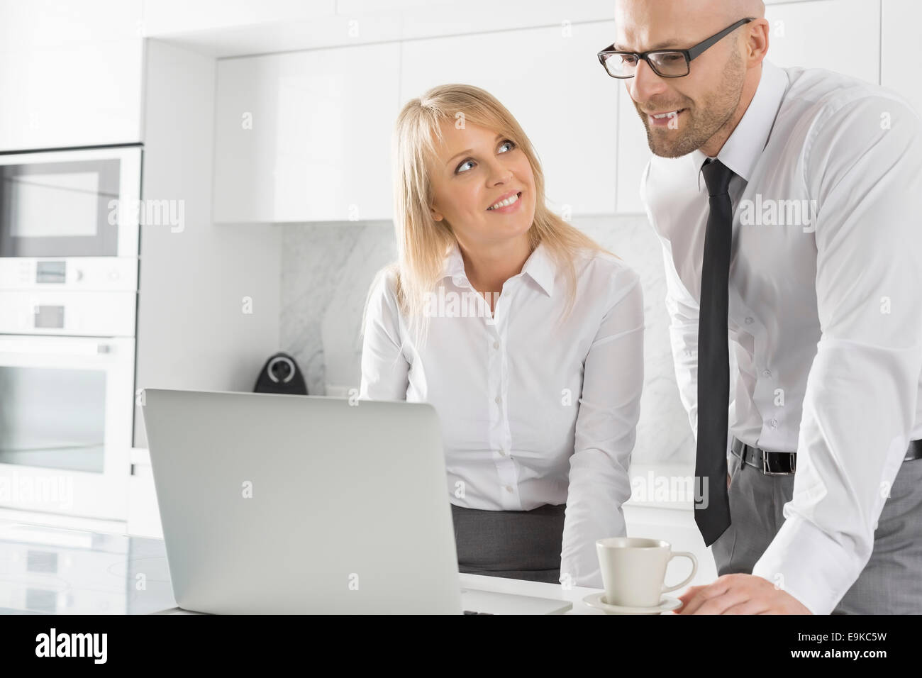 Happy people working hi-res stock photography and images - Alamy
