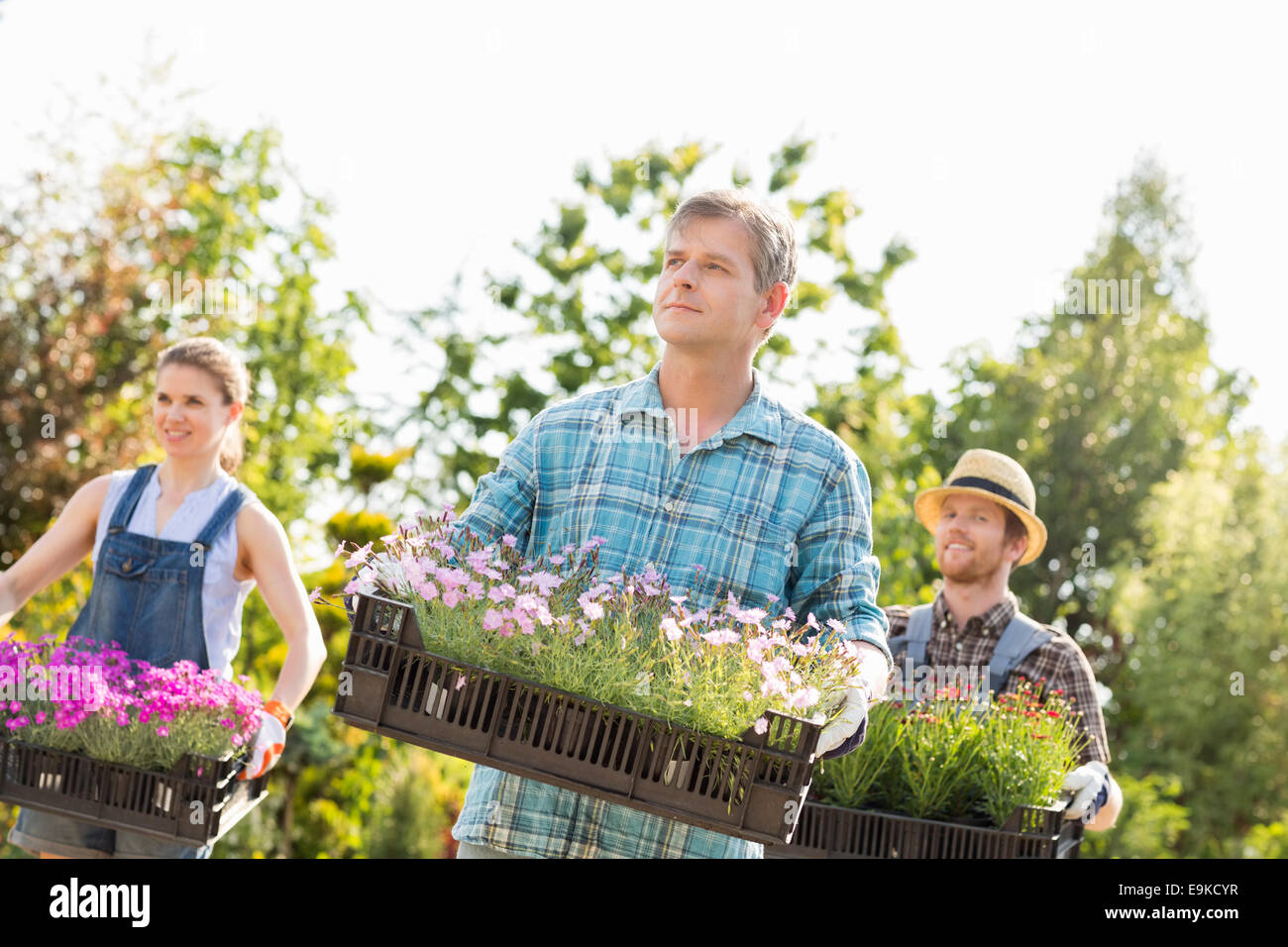 Women carrying pots on head hi-res stock photography and images - Alamy