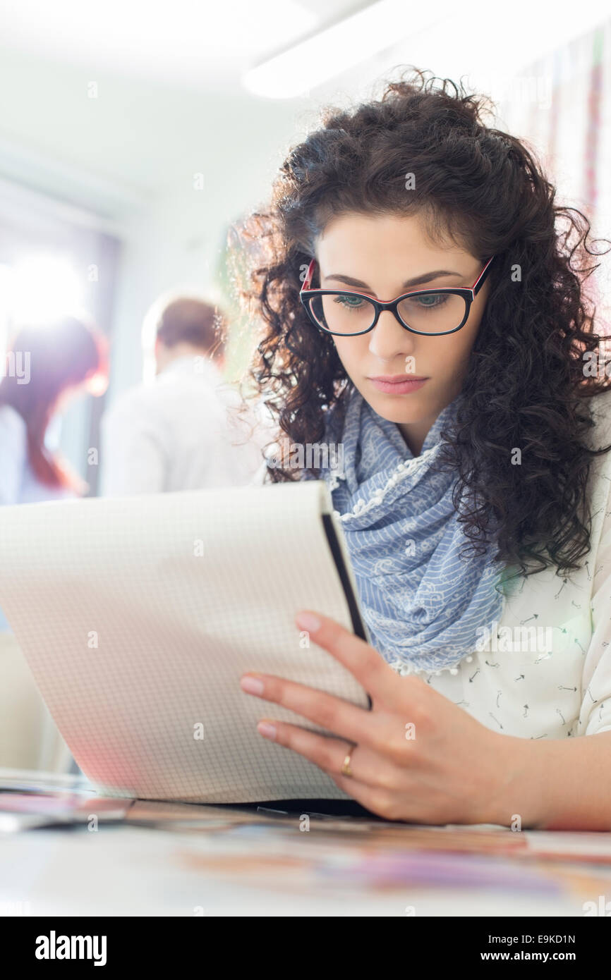 Reading note men hi-res stock photography and images - Alamy