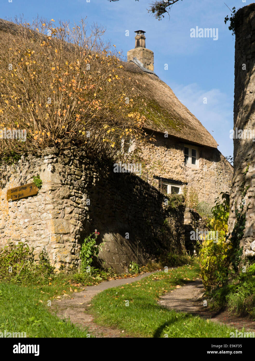 Stone and thatched cottage hi-res stock photography and images - Alamy