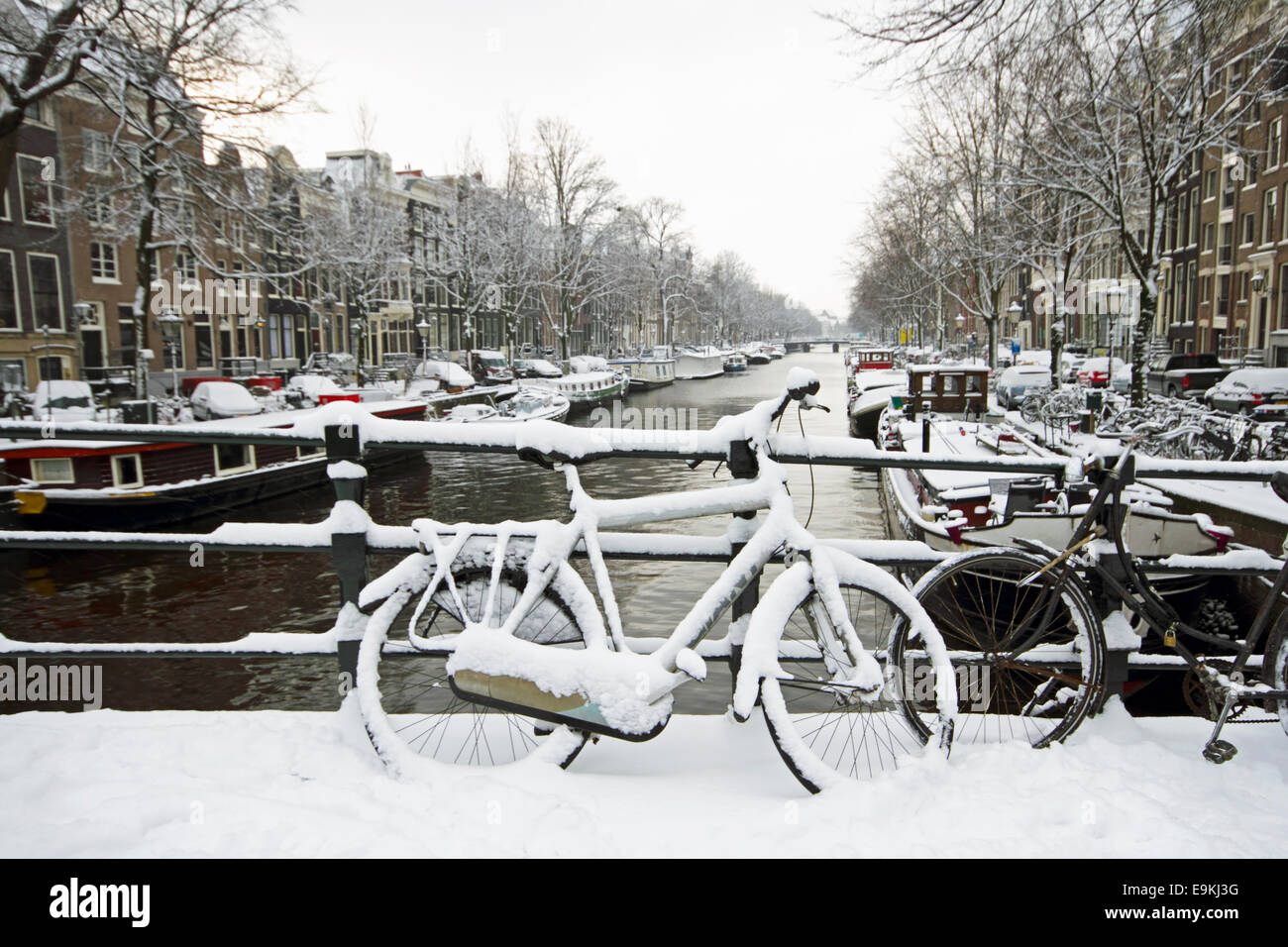 Snowy Amsterdam in the Netherlands in winter Stock Photo - Alamy