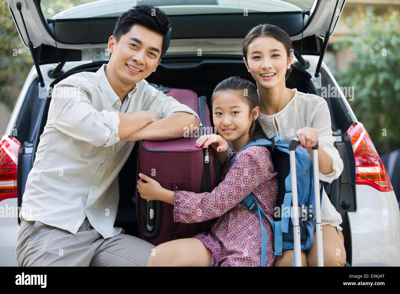 Young family packing for car trip Stock Photo - Alamy
