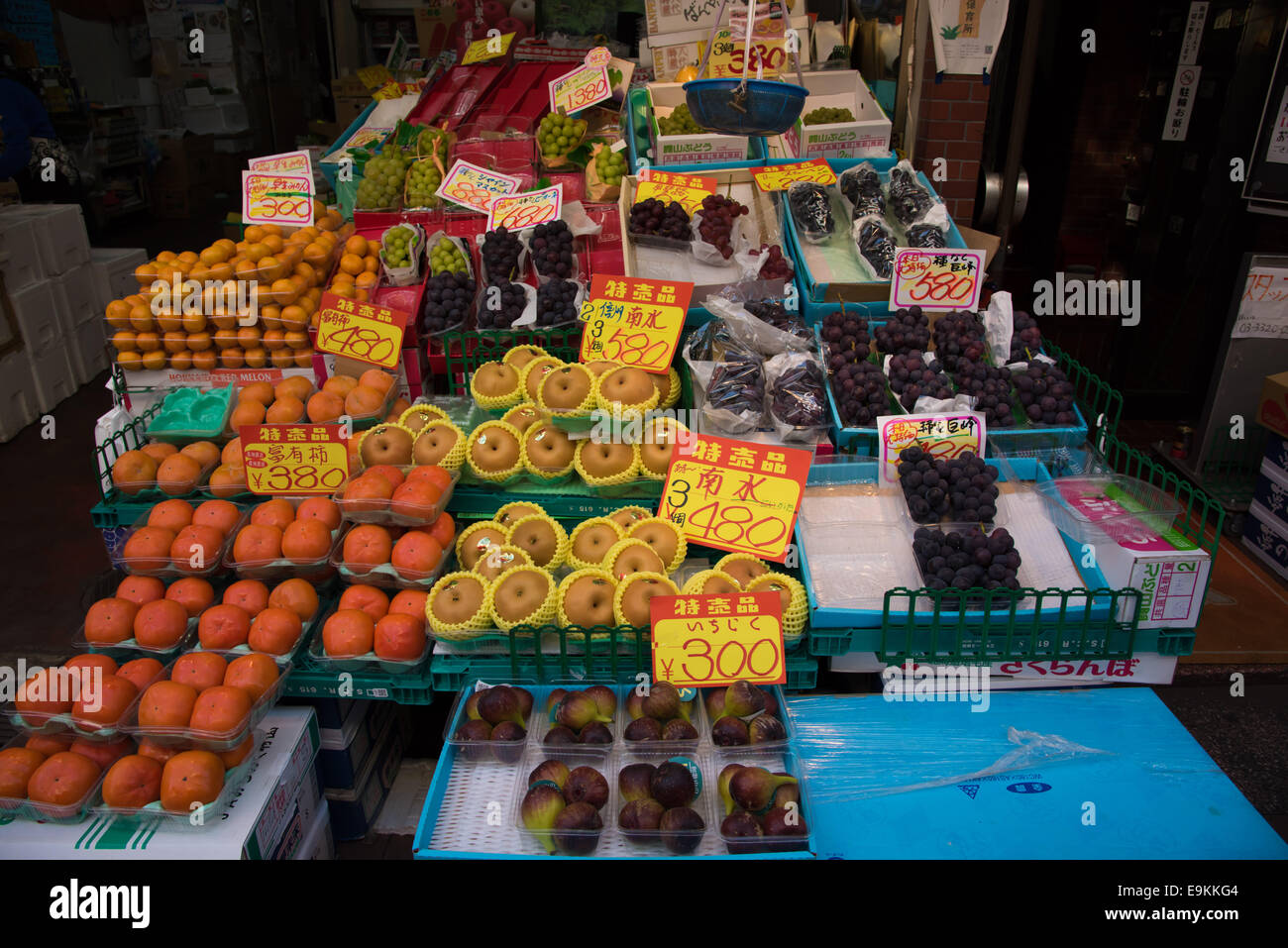 Japan vegetable fruit shop store hi-res stock photography and images ...