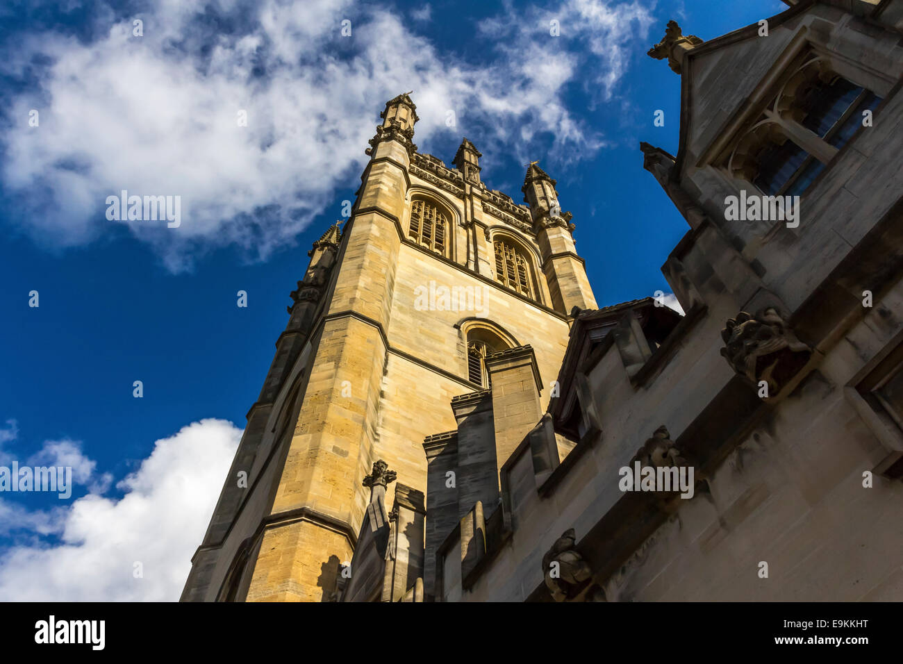 Vintage looking tower bridge hi-res stock photography and images - Alamy