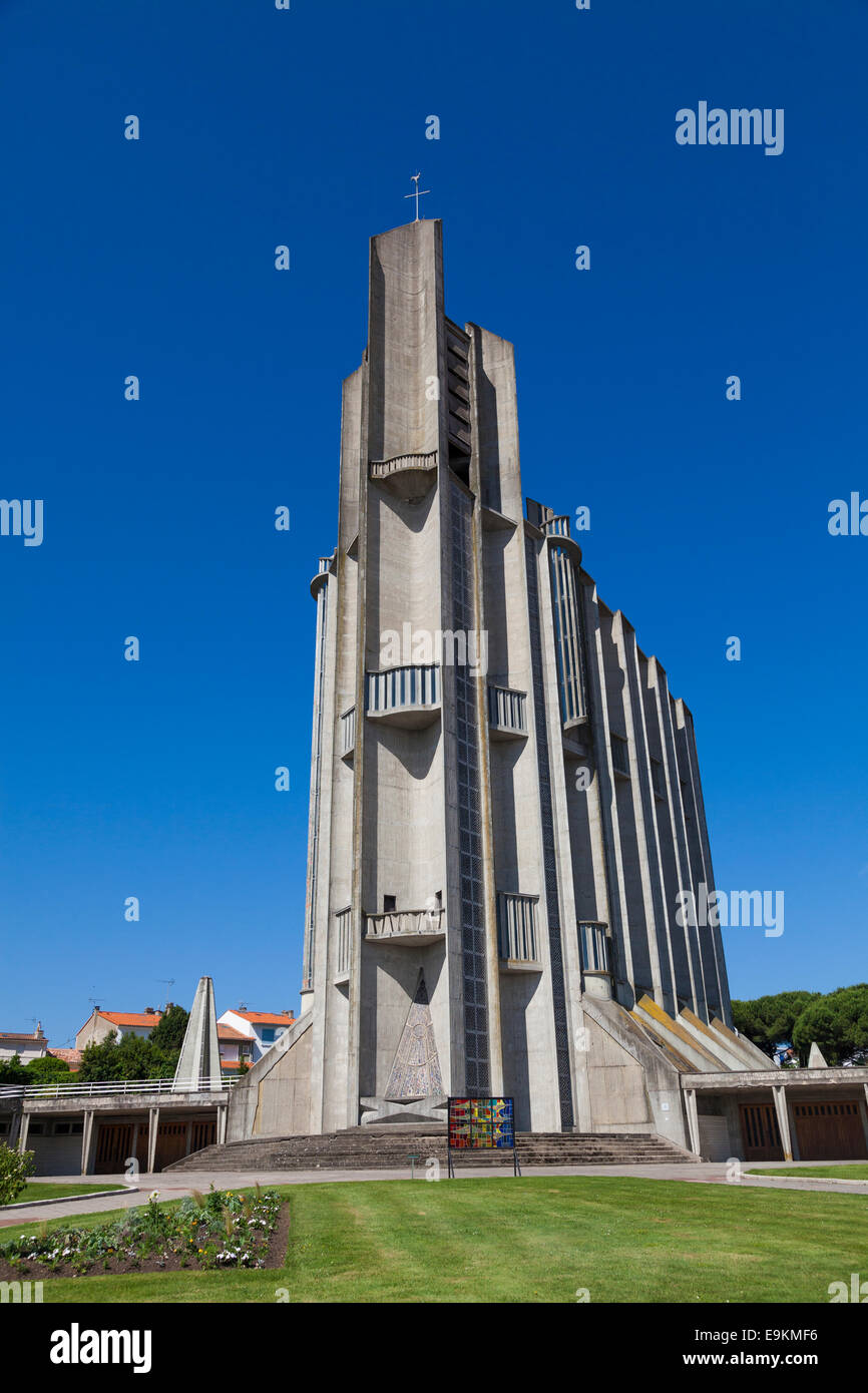 Outside view church notre hi-res stock photography and images - Alamy