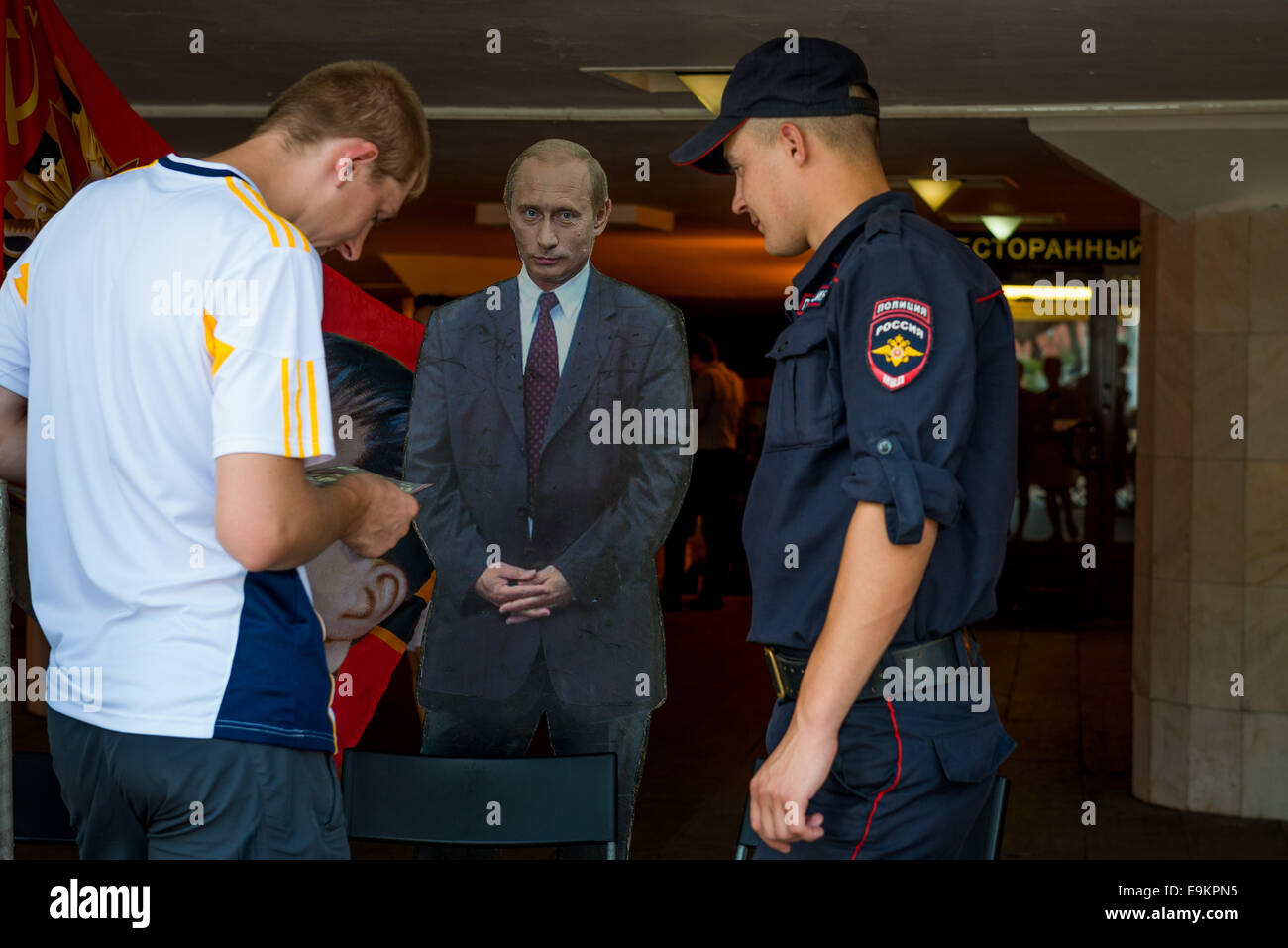 People supporting putin hi-res stock photography and images - Alamy