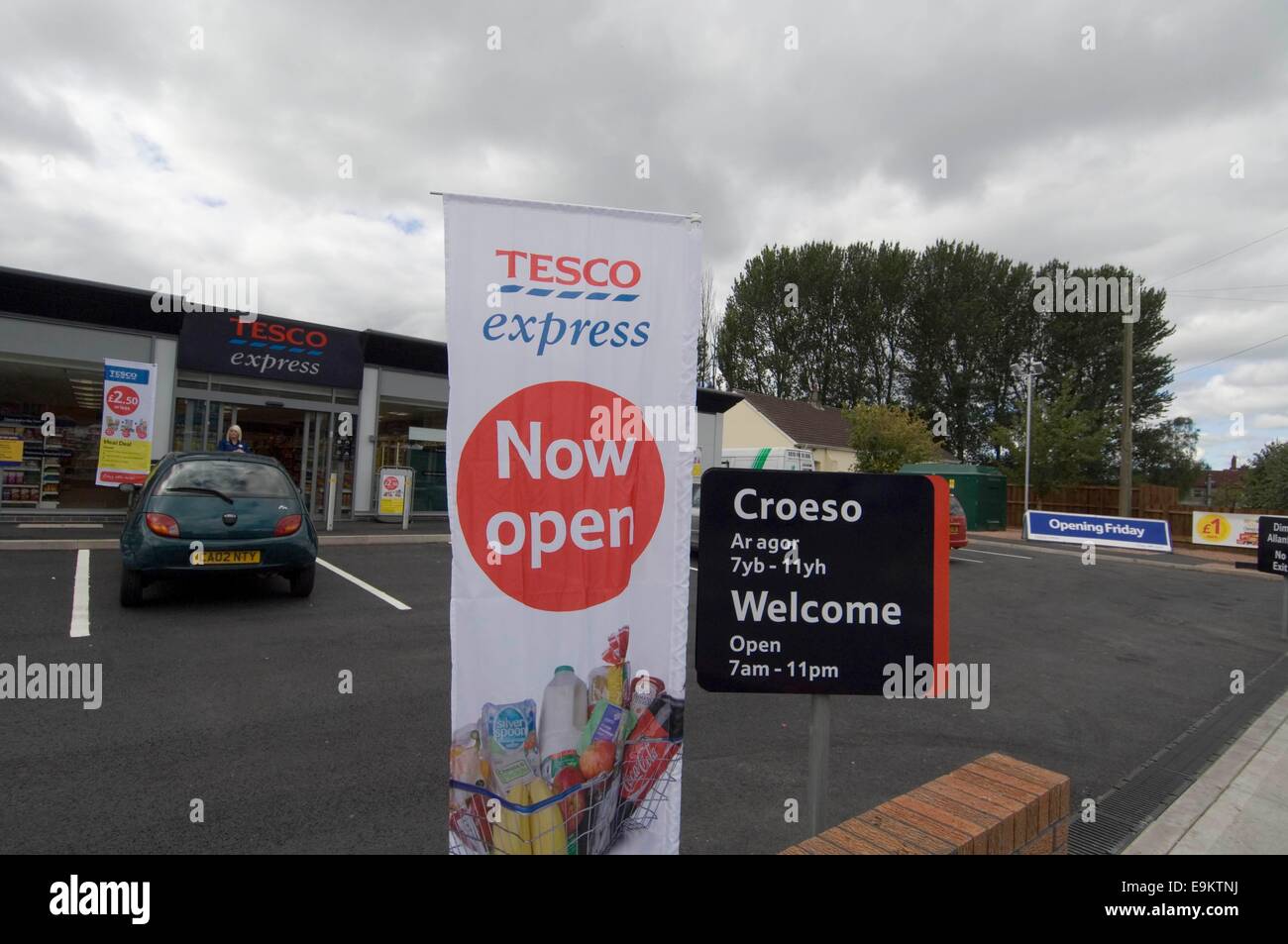 Tesco express store hi-res stock photography and images - Alamy