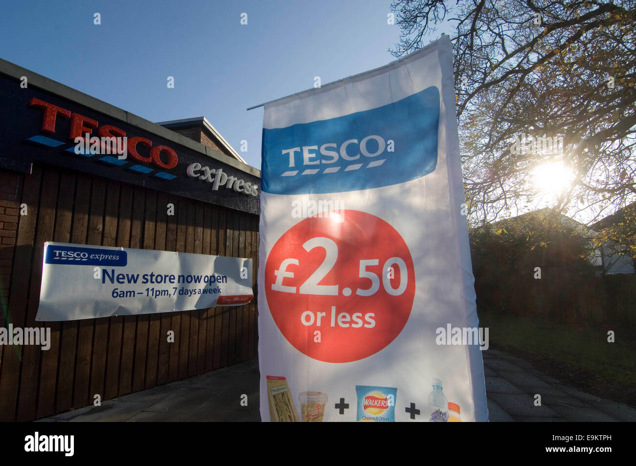 Tesco discount sign hi-res stock photography and images - Alamy