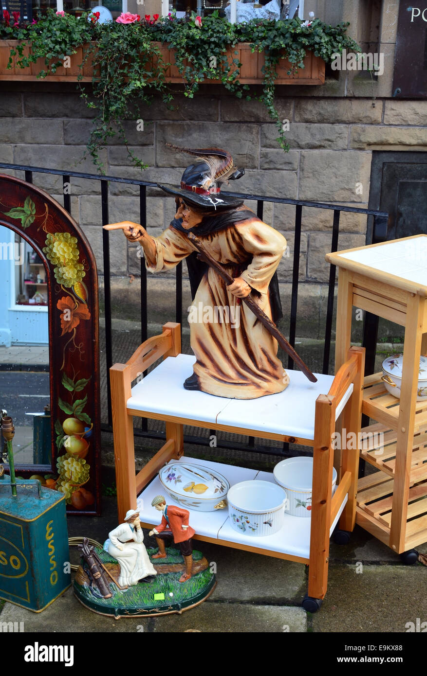 Statue outside shop hi-res stock photography and images - Alamy