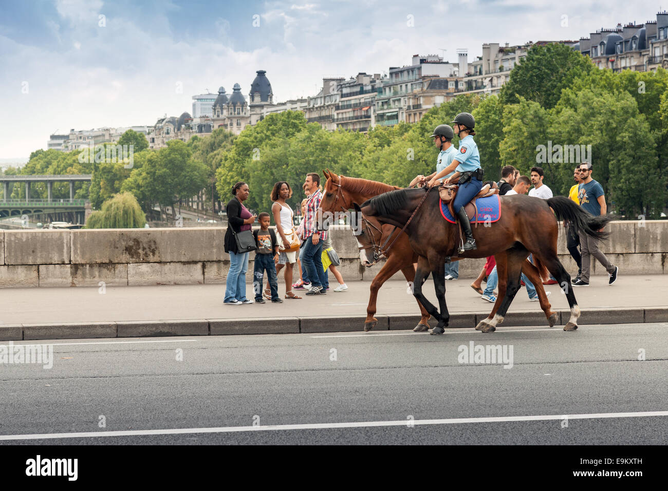 Police woman riding horse hi-res stock photography and images - Alamy