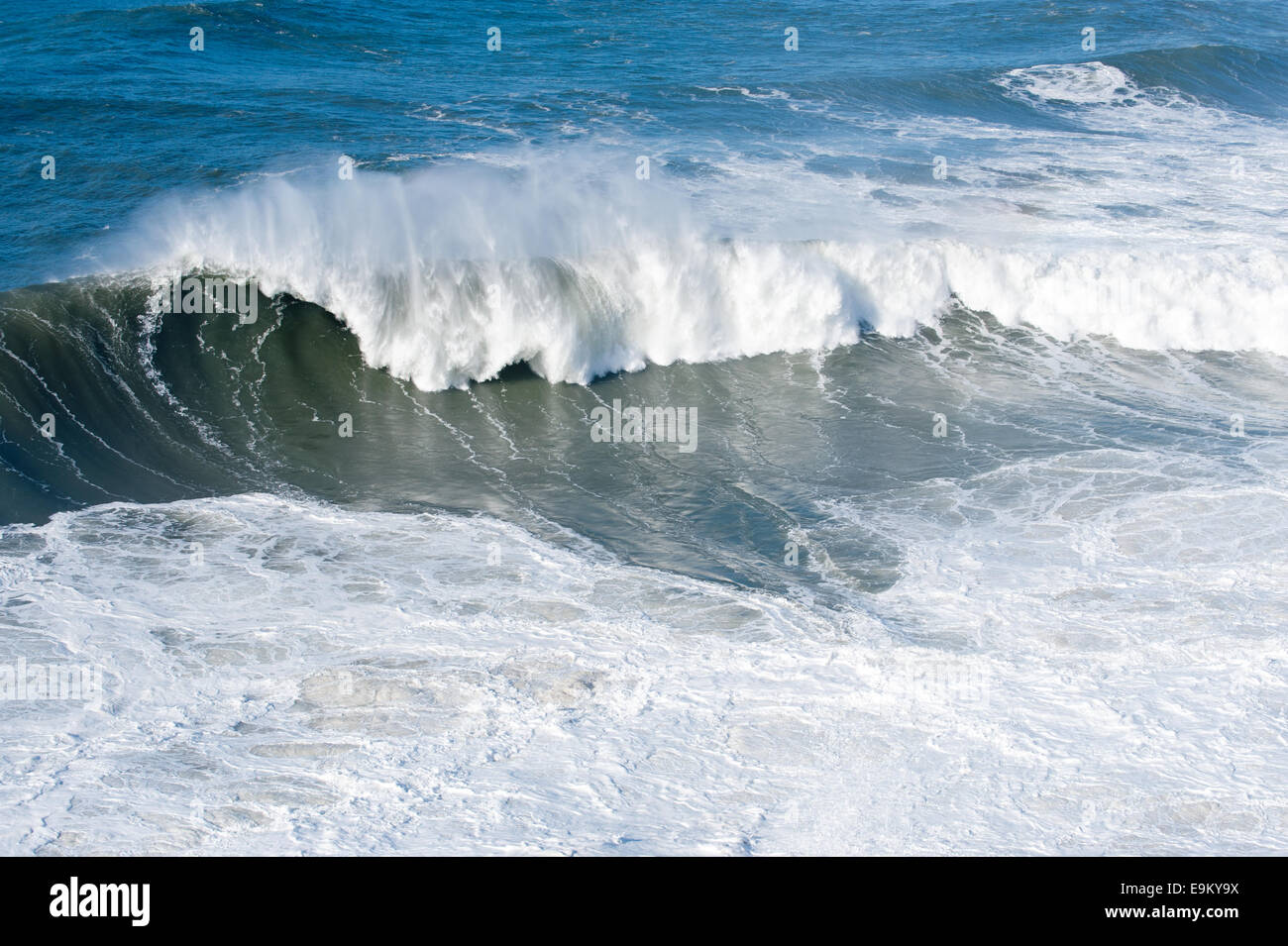 Ocean waves crashing on nazaré hi-res stock photography and images - Alamy