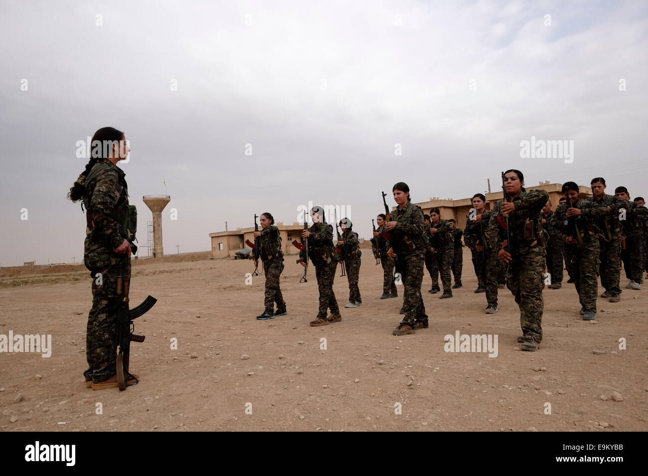 Female soldiers in training hi-res stock photography and images - Alamy