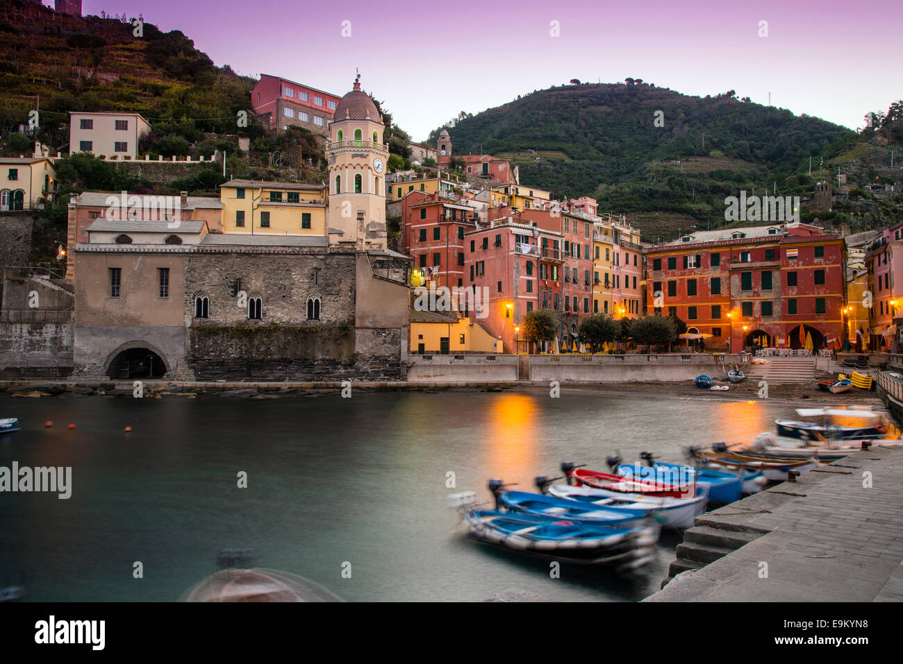 Sunsrise view of the picturesque sea village of Vernazza, Cinque Terre ...