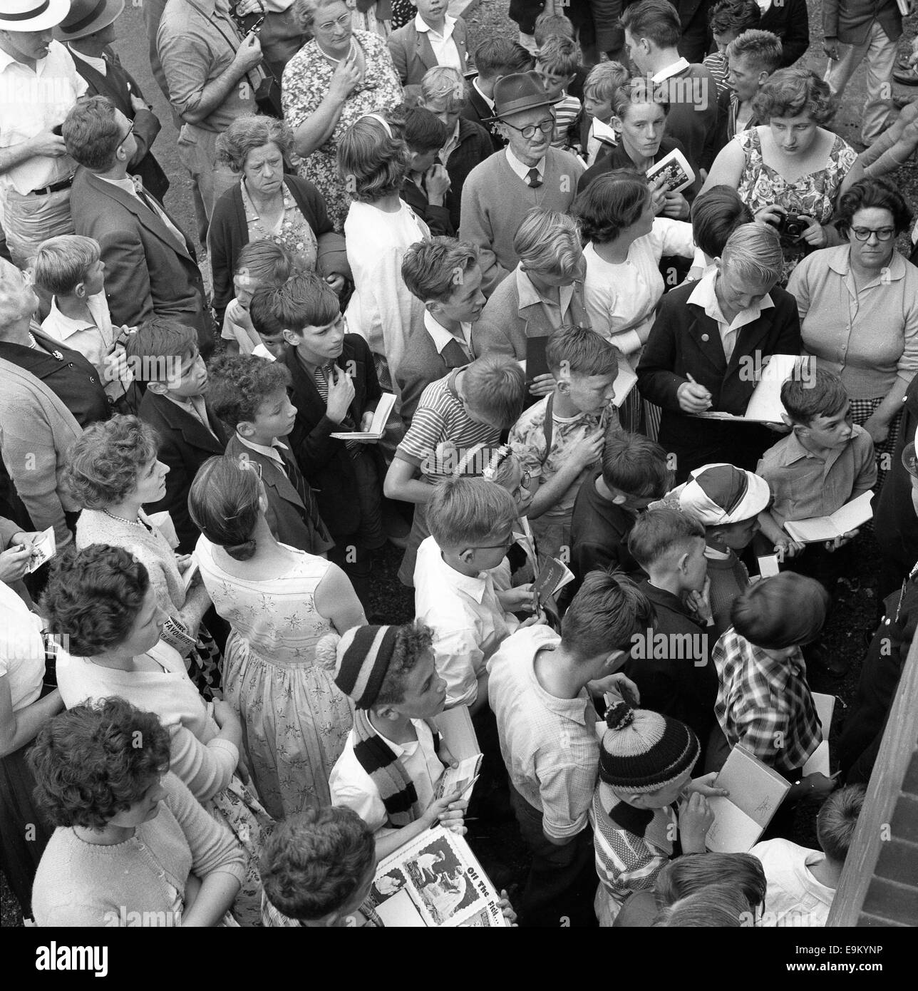 Autograph hunters 1960s hi-res stock photography and images - Alamy