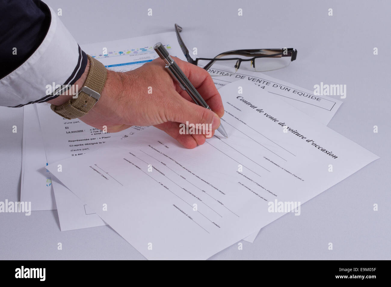 Male signing hi-res stock photography and images - Alamy