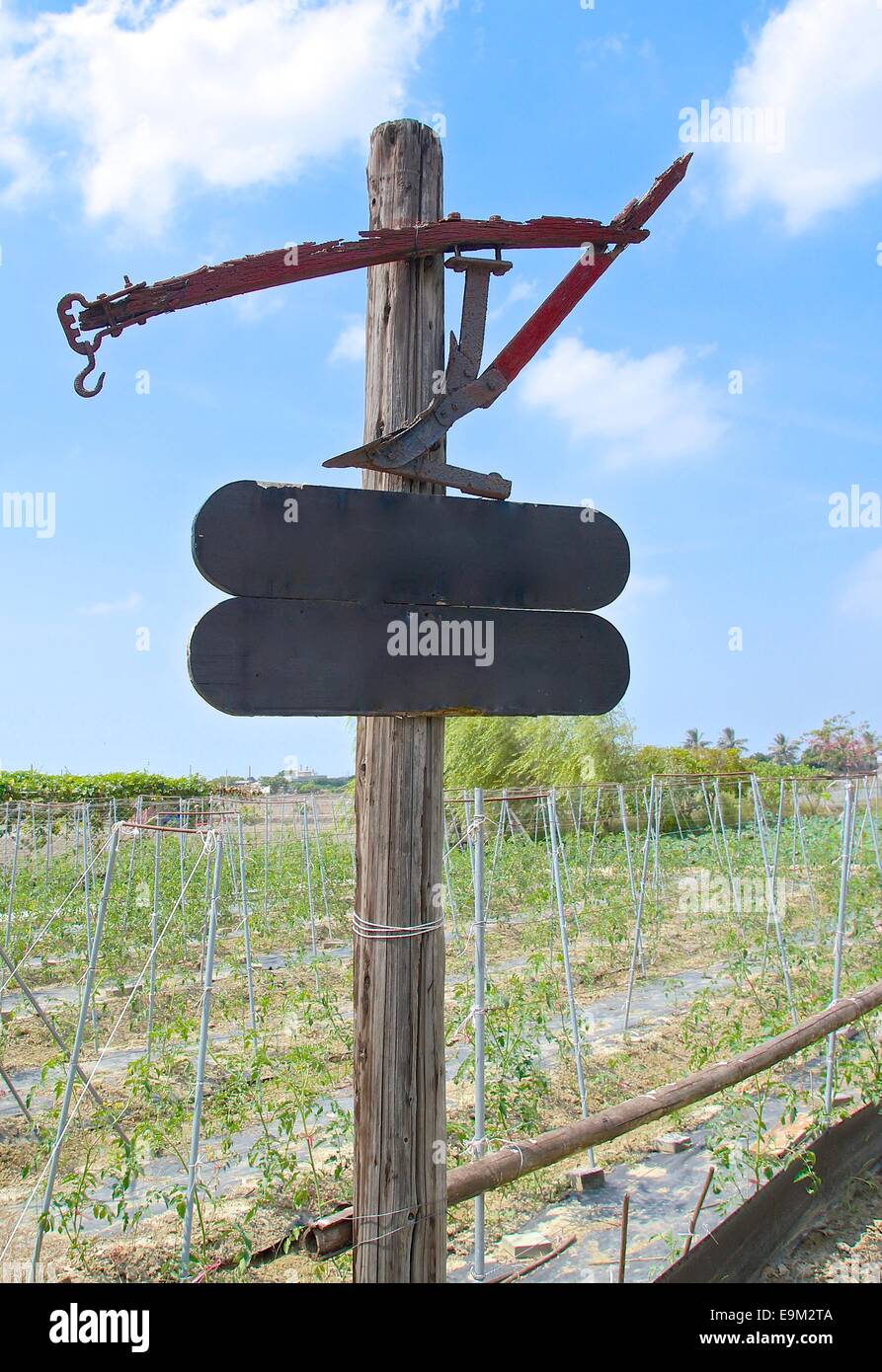 Wood post directional sign hi-res stock photography and images - Alamy