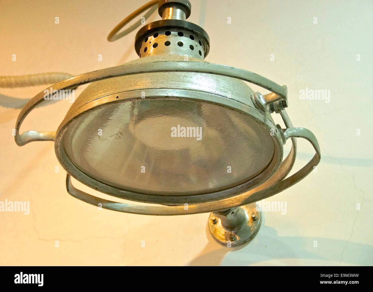 Surgical lamps hi-res stock photography and images - Alamy