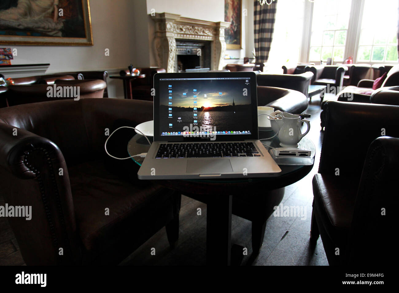 Laptop in bar hi-res stock photography and images - Alamy