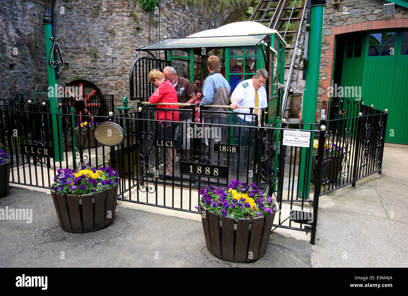 Victorian rail travellers hi-res stock photography and images - Alamy