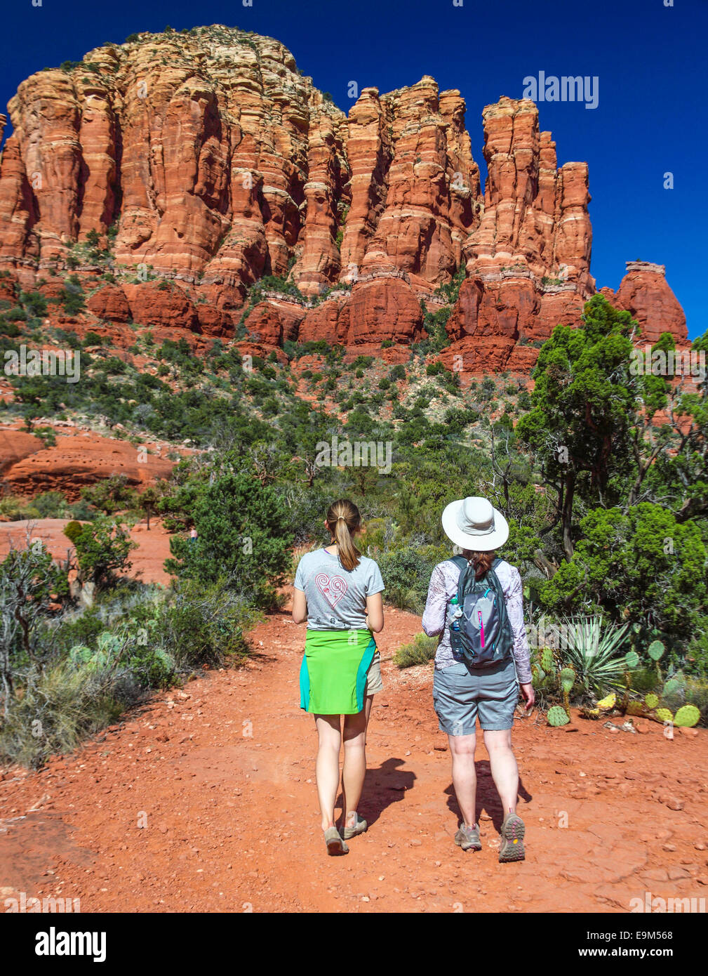 Hikers on the Little Horse Trail approach Chicken Point in Sedona Stock ...