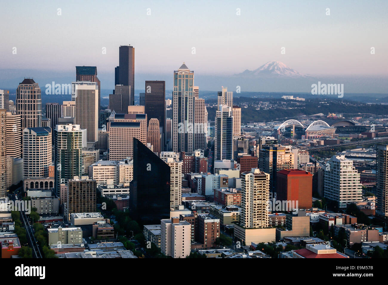 Seattle skyline and mount rainier hi-res stock photography and images ...