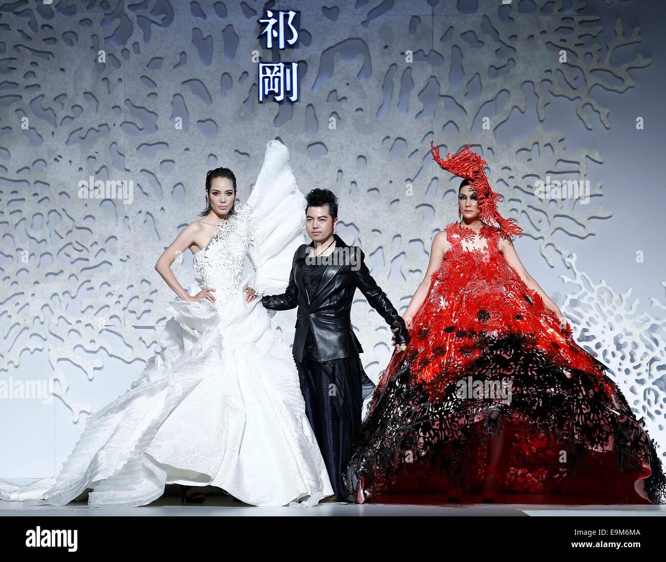 Beijing, China. 29th Oct, 2014. Models Wang Min (L), Chen Juanhong (R ...