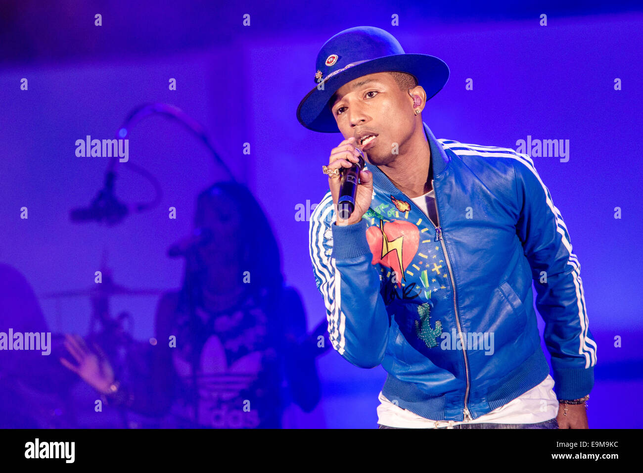 Los Angeles, California, USA. 24th Oct, 2014. PHARRELL WILLIAMS live at ...