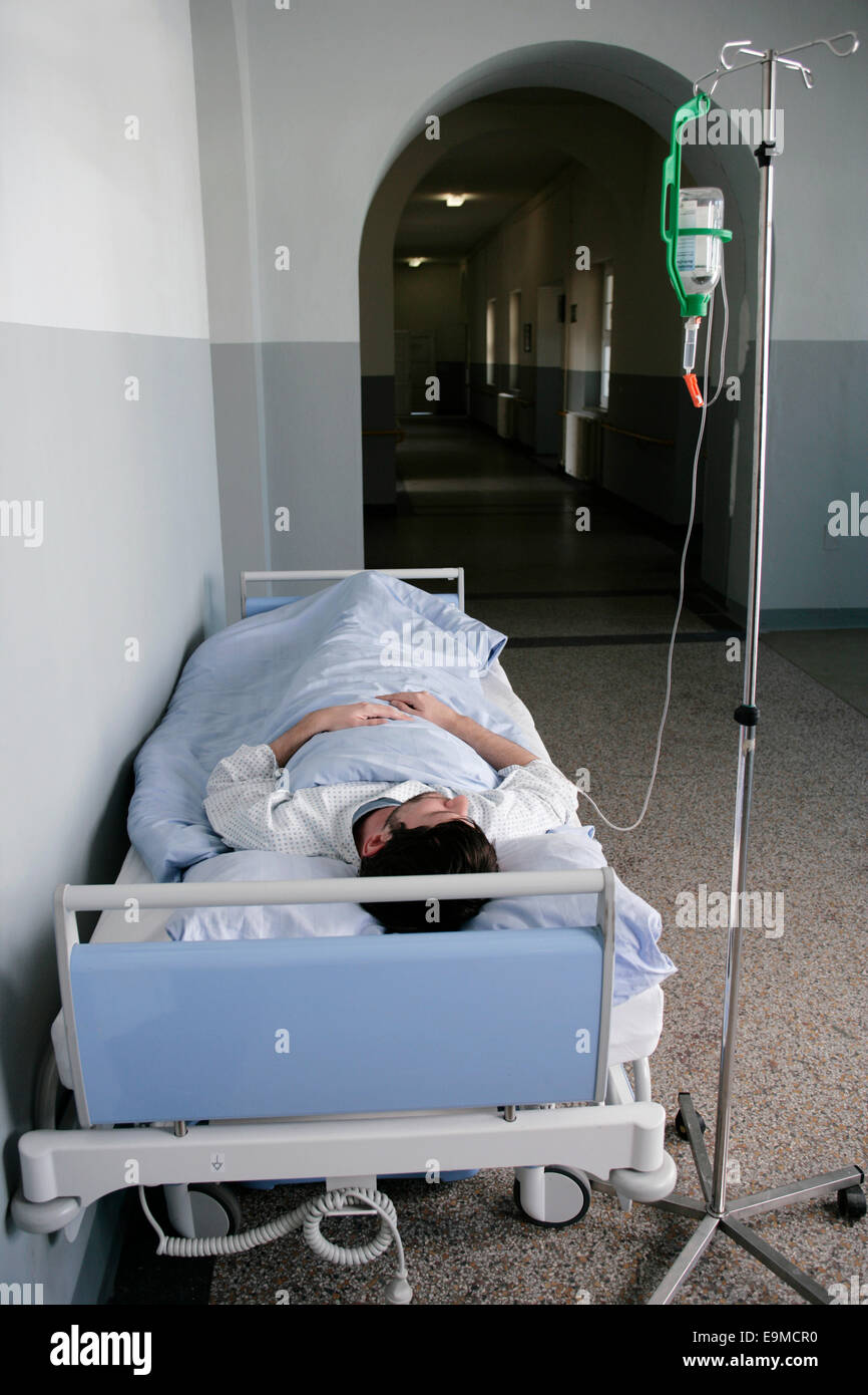 A man lying in a hospital bed Stock Photo - Alamy