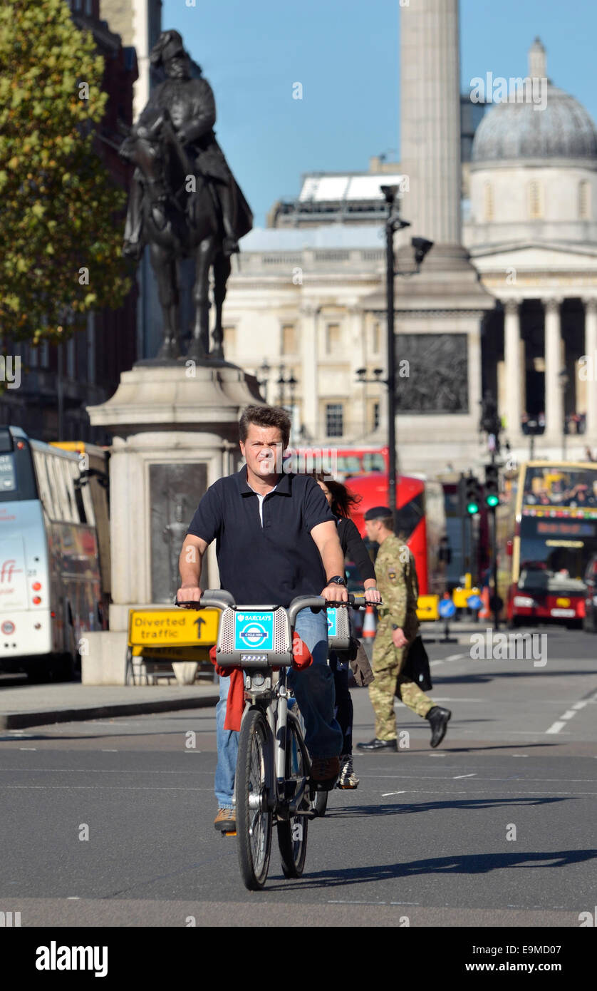 People riding london boris bikes hi-res stock photography and images ...