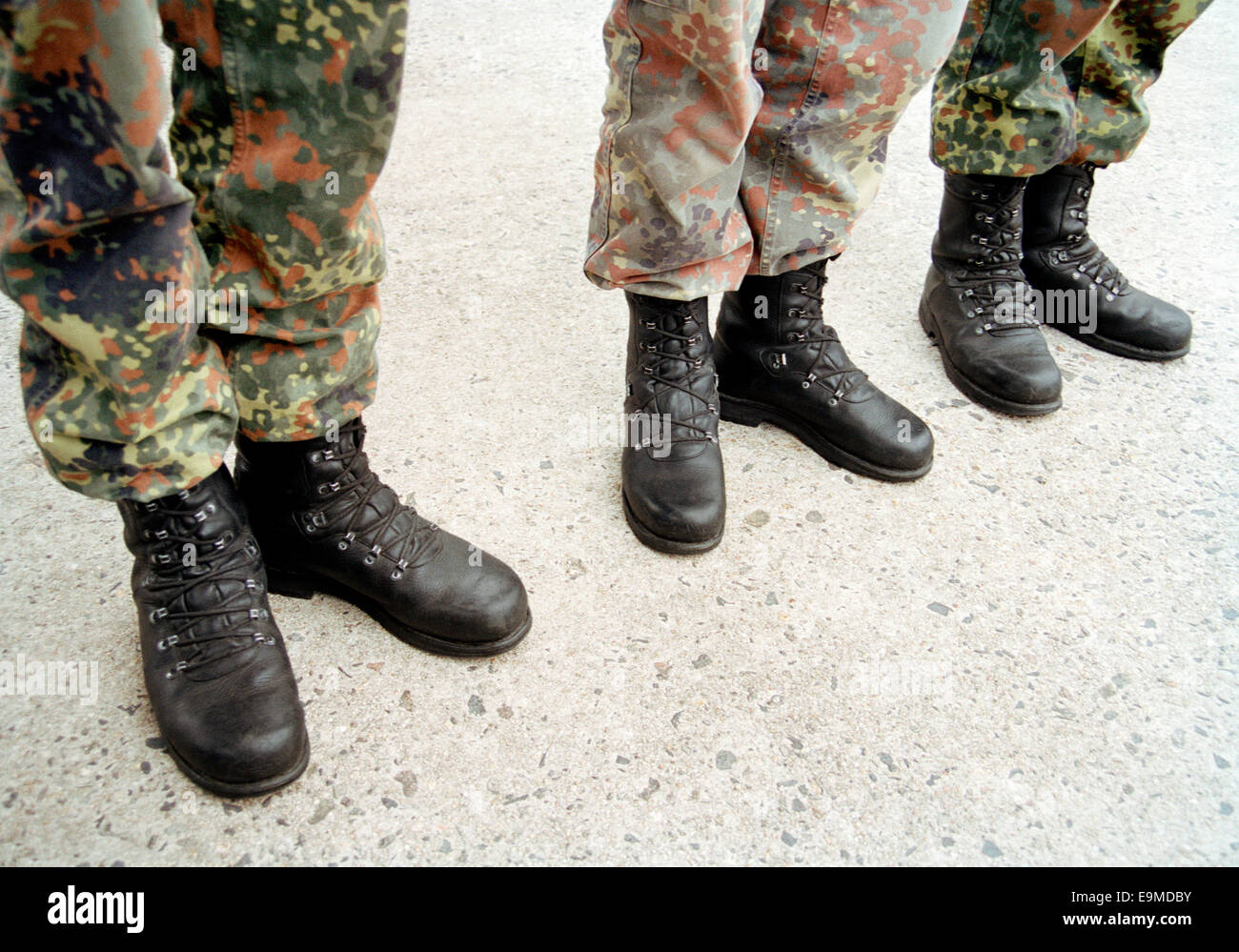 Standing army hi-res stock photography and images - Alamy