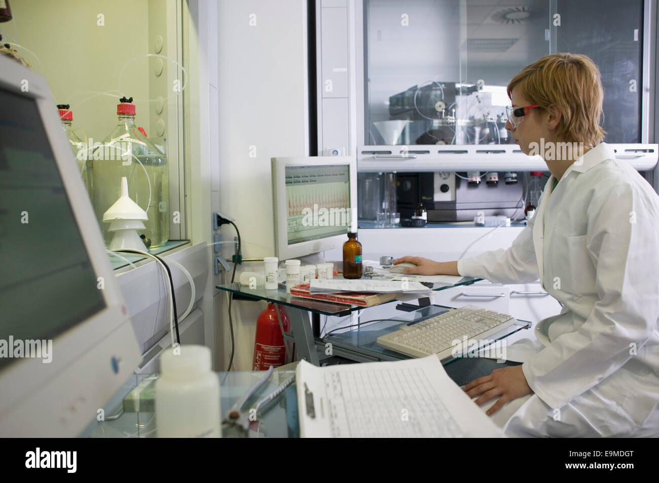 Laboratory technician using computer Stock Photo - Alamy