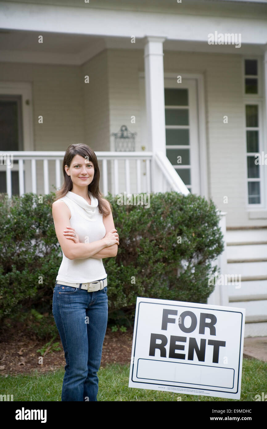 For rent sign front house hi-res stock photography and images - Alamy