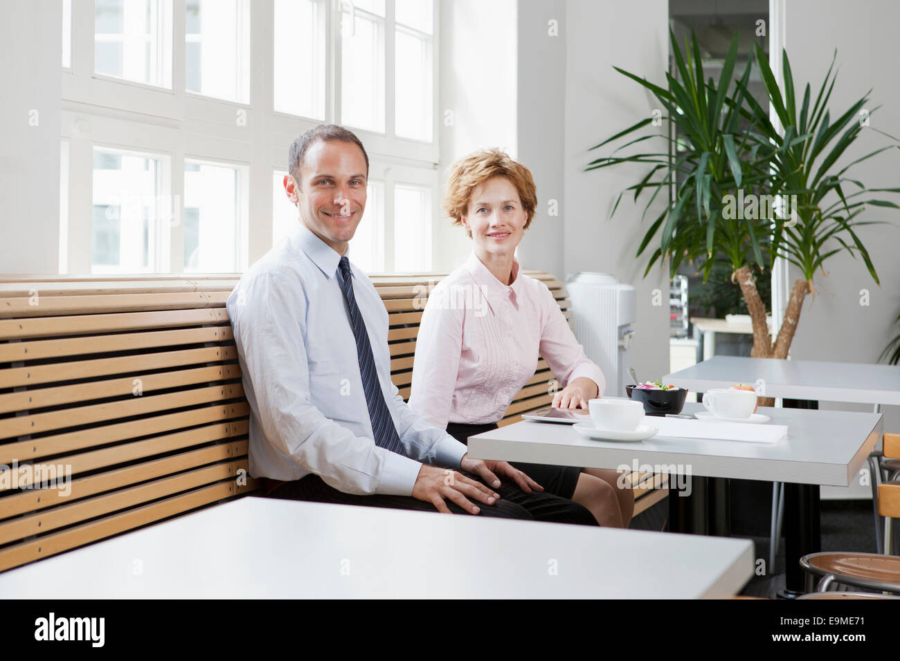 Two colleagues having lunch hi-res stock photography and images - Alamy