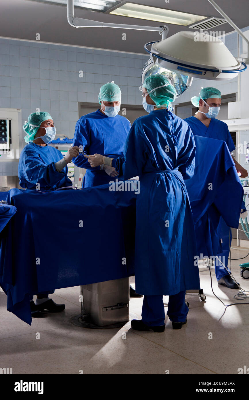 Surgical team operating room vertical hi-res stock photography and ...